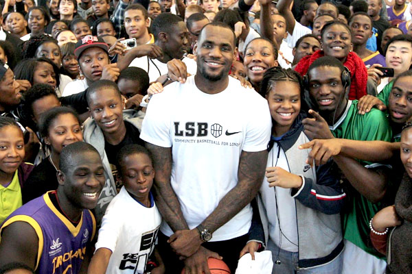 La star américaine LeBron James, s’engage à couvrir les frais de ...