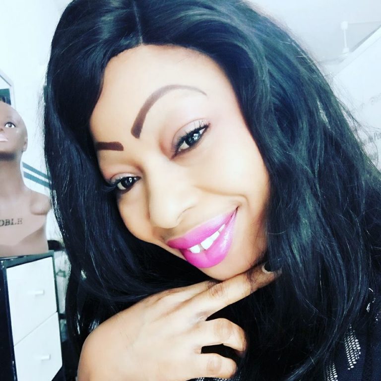 Lolo Beauté enflamme la toile avec ses parties intimes ! » Magazine 100 ...