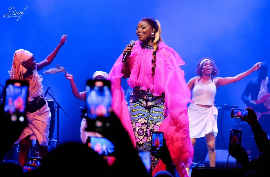 Roseline Layo offre un spectacle inoubliable au Casino de Paris ...